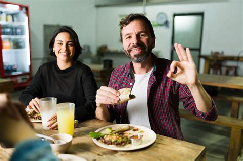 정통 멕시코 타케리아에서 맛있는 타코를 즐기며 엄지손가락을 치켜세우고 맛있는 음식에 대해 열광하는 행복한 남자 2명에 대한 스톡 사진 및 기타 이미지 Istock