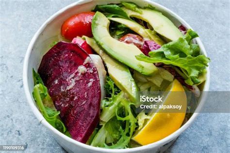 건강한 패스트 푸드는 플라스틱 상자 패키지 또는 용기에 아보카도 비트 슬라이스 양상추 체리 토마토와 소스와 샐러드를 멀리 가져 가라 0명에 대한 스톡 사진 및 기타 이미지