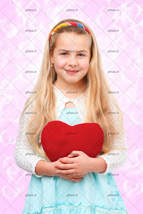 عکس با کیفیت دختر زیبا با قلبی در دست عکس با کیفیت و تصاویر استوک حرفه ای