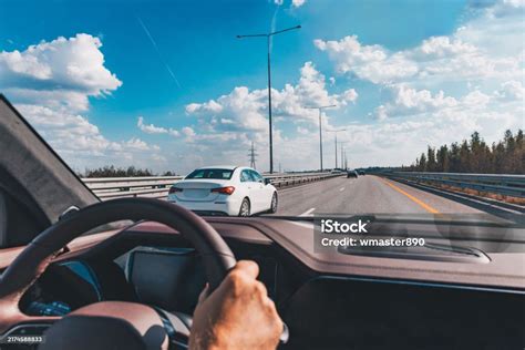 고속도로에서 뒷모습에서 현대 자동차를 운전하는 남자 스티어링 휠에 손을 얹습니다 운전하기에 대한 스톡 사진 및 기타 이미지 운전하기 차 운전자 직업 Istock