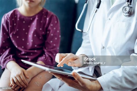 집에서 의사 여자와 아이 환자 소아과 의사는 태블릿 컴퓨터를 사용하여 닫습니다 의학 의료 개념 6 7 살에 대한 스톡 사진 및 기타 이미지 Istock