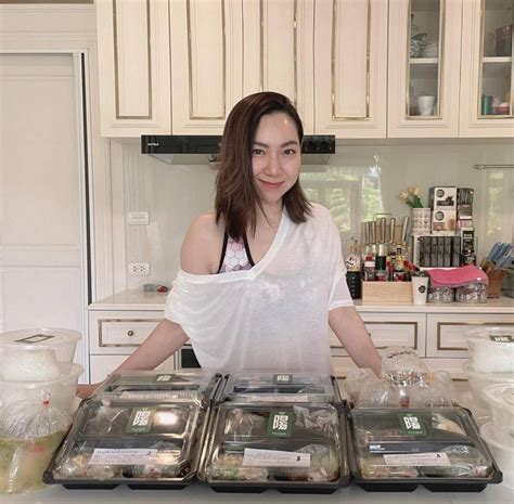 ลุคแฟชั่นสุดปัง ของ “ไฮโซน้ำผึ้ง จารุวรรณ โชติเทวัญ” ทายาทหมื่นล้านแห่งสหฟาร์ม