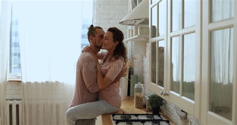 Romántica Hermosa Joven Pareja Besándose Apasionadamente En La Cocina Metrajes Vídeo de feliz