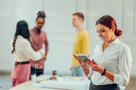 회의 중에 사무실에서 포즈를 취하고 태블릿을 사용하는 여성 건축가의 초상화 20 24세에 대한 스톡 사진 및 기타 이미지 20 24세 25 29세 30 34세