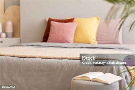 침실 인테리어에 화려한 베개와 담요 회색 침대 옆의 자에 예약 담요에 초점을 맞추고 실제 사진 0명에 대한 스톡 사진 및 기타 이미지 Istock