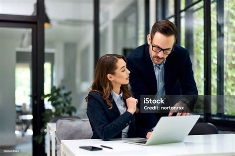 남자 상사가 사무실에서 여자 직원이 한 새로운 프로젝트를 확인한다 2명에 대한 스톡 사진 및 기타 이미지 2명 30 34세 검사 보기 Istock