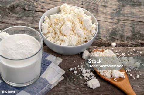 그릇에 담긴 코티지 치즈와 소박한 나무 테이블 배경에 케피어 버터밀크 또는 요구르트 유리잔 0명에 대한 스톡 사진 및 기타 이미지 Istock