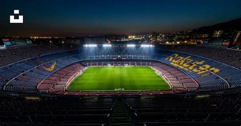 야간에 조명이 켜진 경기장 사진 Unsplash의 무료 건물 이미지