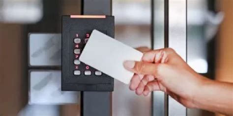 progetto di un dispositivo di controllo di un accesso di sicurezza con