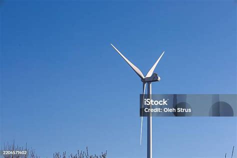눈부신 푸른 하늘을 배경으로 당당히 솟아오르는 풍력 터빈 우아한 블레이드와 유선형 나셀을 포함한 전체 풍력 터빈이 보입니다 0명에 대한 스톡 사진 및 기타 이미지 Istock