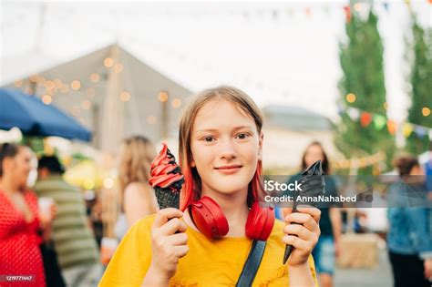 빨간 검은 색 아이스크림 길거리 음식 축제를 들고 젊은 십대 소녀 거리에 대한 스톡 사진 및 기타 이미지 거리 냉동된 냉동식품 Istock