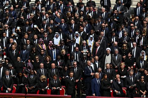 ФОТО Пап Францисыг эцсийн замд нь үдлээ