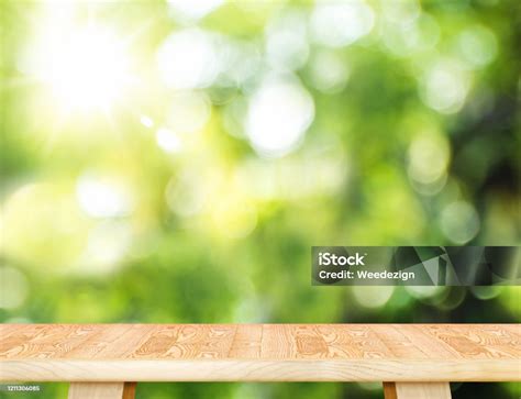 배경에 보케 빛공원에서 흐림 나무와 빈 나무 판자 테이블 상단 디자인의 디스플레이를위한 모의 업 템플릿 제품의 광고 배너 녹색에 대한 스톡 사진 및 기타 이미지 Istock