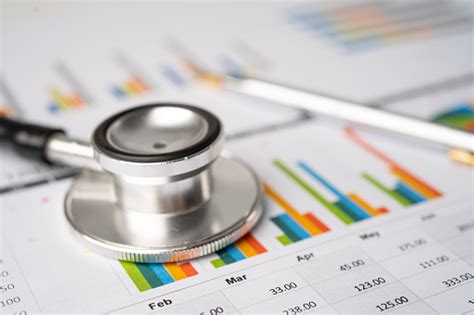 차트 그래프 종이 금융 계정 통계 분석 경제 비즈니스 개념에 계산기가있는 청진기 0명에 대한 스톡 사진 및 기타 이미지 0명 개념 개념과 주제 Istock