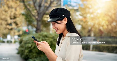 디지털 흥분 및 스마트 폰 이메일 및 알림 독서 및 기회에 만족하는 아시아 여성 인턴십을 위한 커뮤니케이션 타이핑 기쁨 일을 위한 사람과 여행 20 24세에 대한 스톡 사진