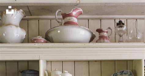 많은 접시와 컵으로 가득 찬 흰색 선반 사진 Unsplash의 무료 록턴 이미지