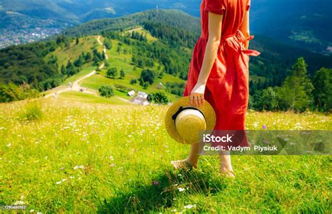 아름다운 소녀 산 린넨 드레스와 밀짚 모자를 쓴 여성 여행 주변 놀라운 여름 자연 조화와 방랑자 개념 소박한 자연 스타일 동적 사진을 위해 바람이 불고 있습니다 계곡에 대한