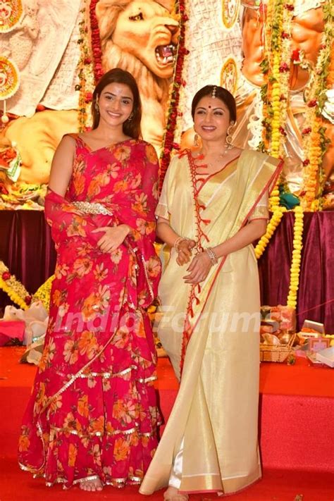 Bhagyashree Patwardhan Snapped At Durga Puja Pandal Photo