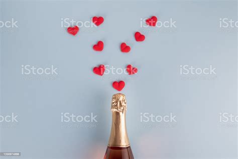 발렌타인 데이 기념일 또는 결혼 축하 개념입니다 플랫 레이 맨 위 보기 공간을 복사합니다 샴페인 한 병에 하트 스프레이 파스텔 블루 배경에 개념에 대한 스톡 사진 및 기타