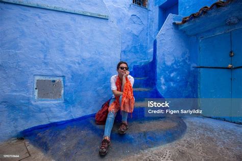 좁은 거리와 모로코 셰르차우엔 시의 푸른 색으로 칠해진 집들 파란색에 대한 스톡 사진 및 기타 이미지 파란색 배경 주제 벽 Istock