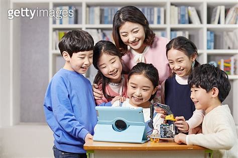 어린이 나이 교실 초등학생 코딩교육 학교생활 미소 소녀 교사 교육직 이미지 Jv11997233 게티이미지뱅크