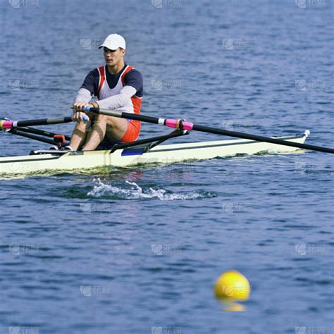 划船比赛 比赛小划艇 韧性 人 仅一个男人 职业运动员 划艇 忍耐力 户外 行动