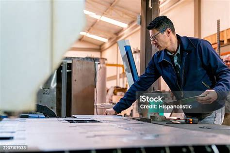 금속 공장에서 레이저 절단기의 작동을 감독하는 엔지니어 공장 산업 건물에 대한 스톡 사진 및 기타 이미지 공장 산업 건물 금속공학 45 49세 Istock