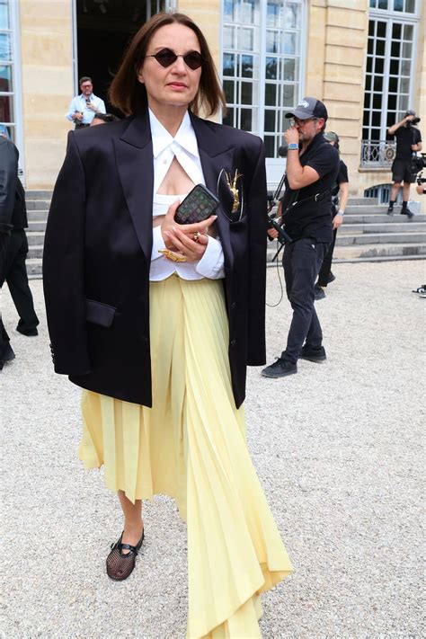 Streetstyle масляно жовта спідниця — улюблена річ модниць цього літа Читайте на Ukr Net