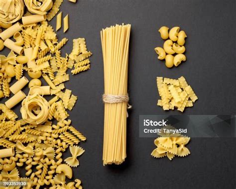 검은 배경에 파스타의 모듬 유형 맨 위 보기 파스타의 다양한 형태 국수에 대한 스톡 사진 및 기타 이미지 국수 마카로니 유색 배경 Istock