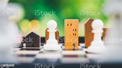 체스 게임 경쟁 성공 플레이에서 건물과 집 모델에 체스를 이동 하는 비즈니스 맨의 손 전략 관리 또는 리더십 개념 0명에 대한 스톡 사진 및 기타 이미지 Istock