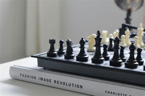 실내 게임 경쟁력 있는 관념적인 기사 논리 게임 대조 레저 명상 적 미니멀리스트 보드 게임 블랙 체스 조각 사기꾼 실내 장식 여왕 왕 전당포