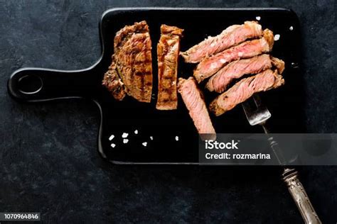 슬라이스 비프 스테이크 Ribeye 블랙 커팅 보드와 고기 포크 고기에 소금 굽기에 대한 스톡 사진 및 기타 이미지 굽기 대리석 도마 요리 도구 Istock