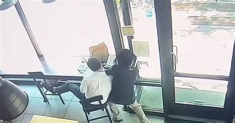 강도 공격하자 바로 머리 눌러 제압… 美 변호사 알고 보니