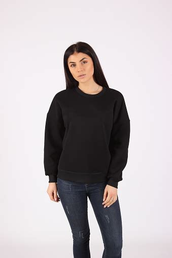 당신의 로고를 위한 지역으로 흰색과 검은 면 스웨트 셔츠를 입고 젊은 소식통 소녀 소녀 흰색 여자의 목 업 까마귀 배경에 흰색 벽 디자인 또는 콘텐츠 복사 공간 검은색에