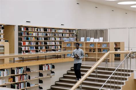 Книжный файл на книжных полках · бесплатные стоковые фото