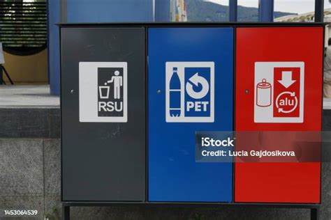 검은색 파란색 빨간색 색상의 폐기물 분리 쓰레기통 3개 고형 도시 폐기물 플라스틱 및 알루미늄 0명에 대한 스톡 사진 및 기타 이미지 Istock