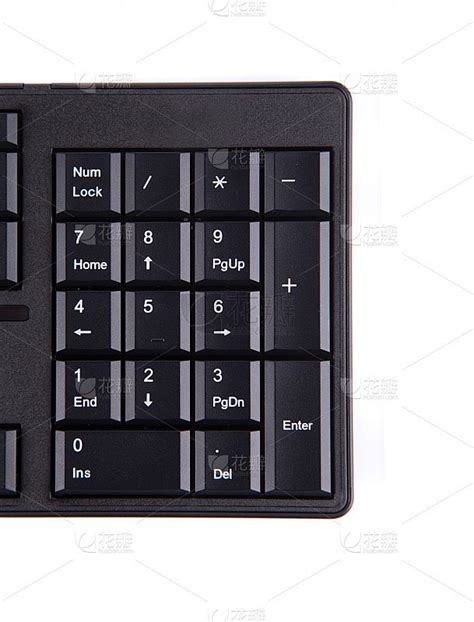 黑色的电脑键盘。