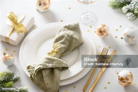 흰색 접시 흰색에 황금 공이 있는 아름다운 크리스마스 축제 테이블 설정 0명에 대한 스톡 사진 및 기타 이미지 0명 12월 개체 그룹 Istock