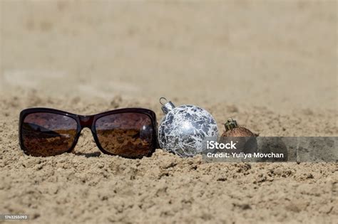 해변에서 크리스마스 장식입니다 여름 크리스마스와 겨울 성일 개념입니다 메리 크리스마스와 새해 복 많이 받으세요 배경 0명에 대한 스톡 사진 및 기타 이미지 Istock