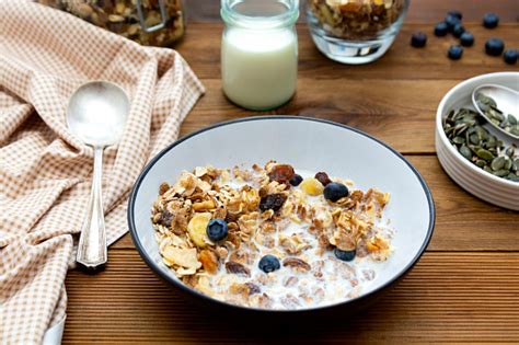 전체 귀리 아침 식사 말린 과일과 블루 베리 우유와 꿀그라놀라 나무 배경입니다 공간을 복사합니다 0명에 대한 스톡 사진 및 기타 이미지 Istock