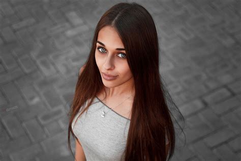 Обои на рабочий стол Девушка с длинными волосами и серыми глазами фотограф Dim Khokhlov обои