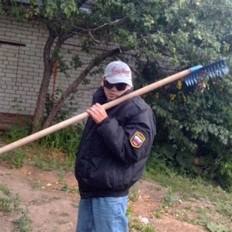 Создать мем скай ньюс из деревни езвино парень мужчина Картинки Meme