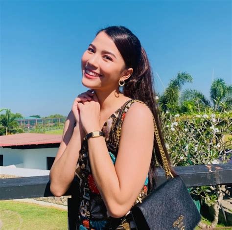 ပေါ့ပေါ့ပါးပါးဖက်ရှင်လေး ဝတ်ဆင်ကာ သားအမိနှစ်ယောက် ခပ်ချေချေလေး ရိုက်ထားတဲ့ ပုံရိပ်လေးတွေကို ချပ