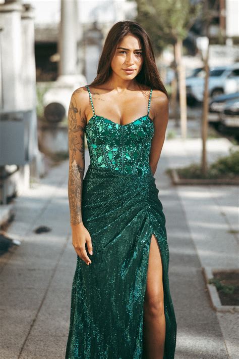 Магазин за бални рокли Alfa Brides Луксозни булчински и бални рокли