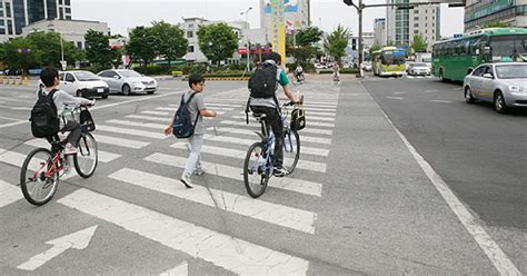 잘못 탔다가 그대로 쾅브레이크 없는 픽시 자전거 위험한 질주
