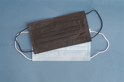 고무 귀 끈이있는 수술 용 마스크 입과 코를 덮는 전형적인 3ply 수술 마스크 박테리아에서 절차 마스크 보호 개념입니다 전염병 과 전염병 필요 개념 0명에 대한 스톡 사진