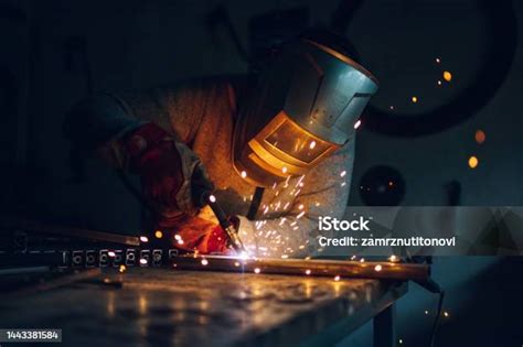 공장이나 작업장에서 용접기로 금속을 용접하는 남자 노동자 용접공에 대한 스톡 사진 및 기타 이미지 용접공 용접 강철