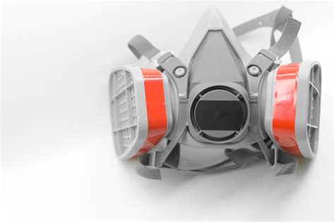 호흡기 방독면 마스크필터를 사용하여 호흡기를 먼지와 오염된 공기로부터 보호합니다 보호 작업복 선택적 초점 흰색에 고립 호흡용 마스크에 대한 스톡 사진 및 기타 이미지