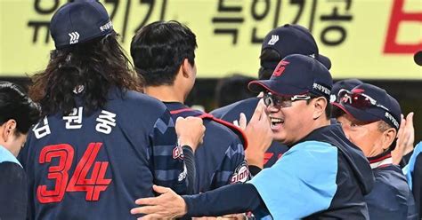 사진 김태형 감독 김원중 좋았어