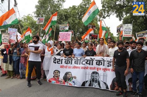 पहलवानों ने जंतर मंतर से इंडिया गेट तक निकाला कैंडल मार्च सत्यपालमिल